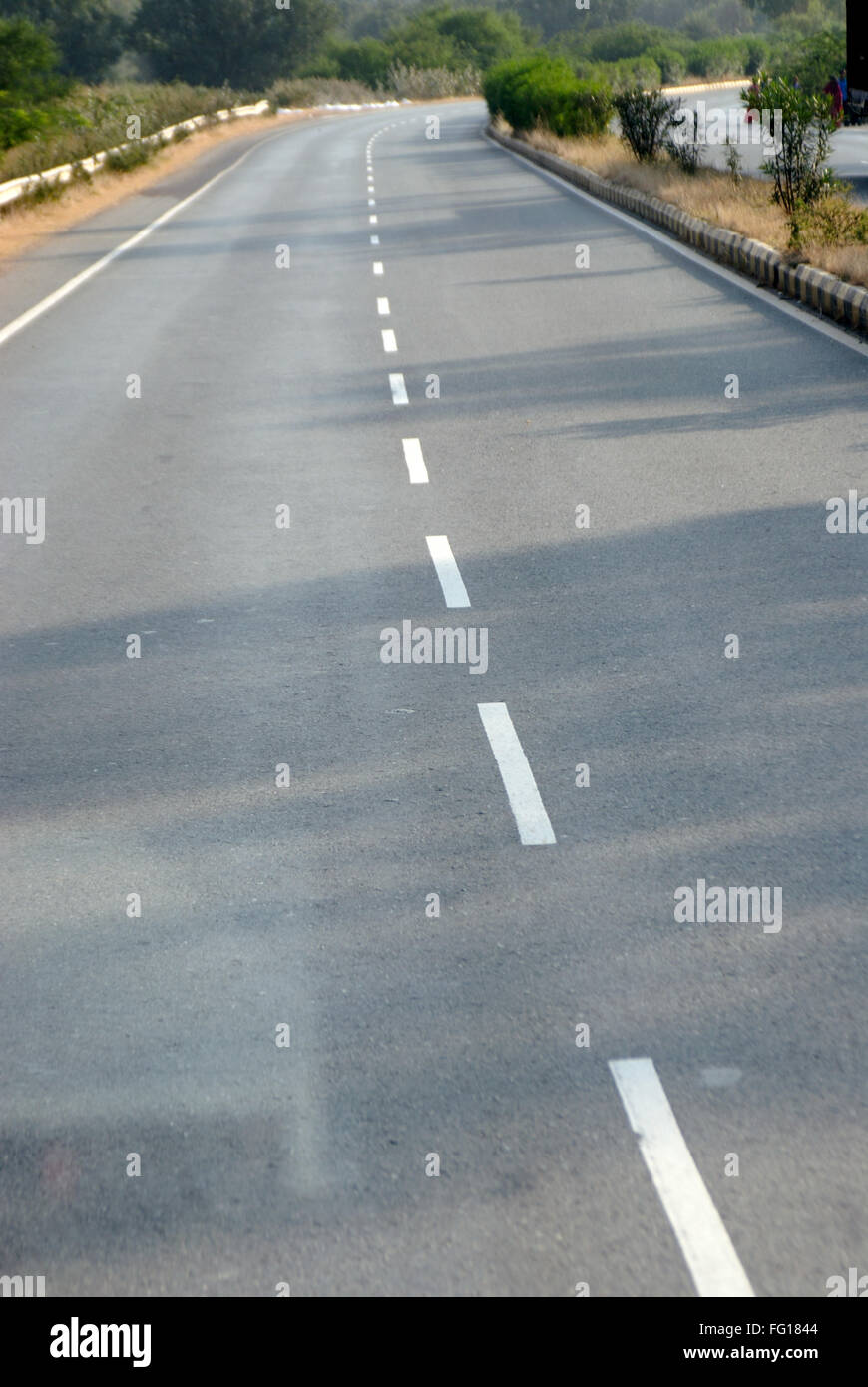 Highway with white stripe marking Stock Photo - Alamy