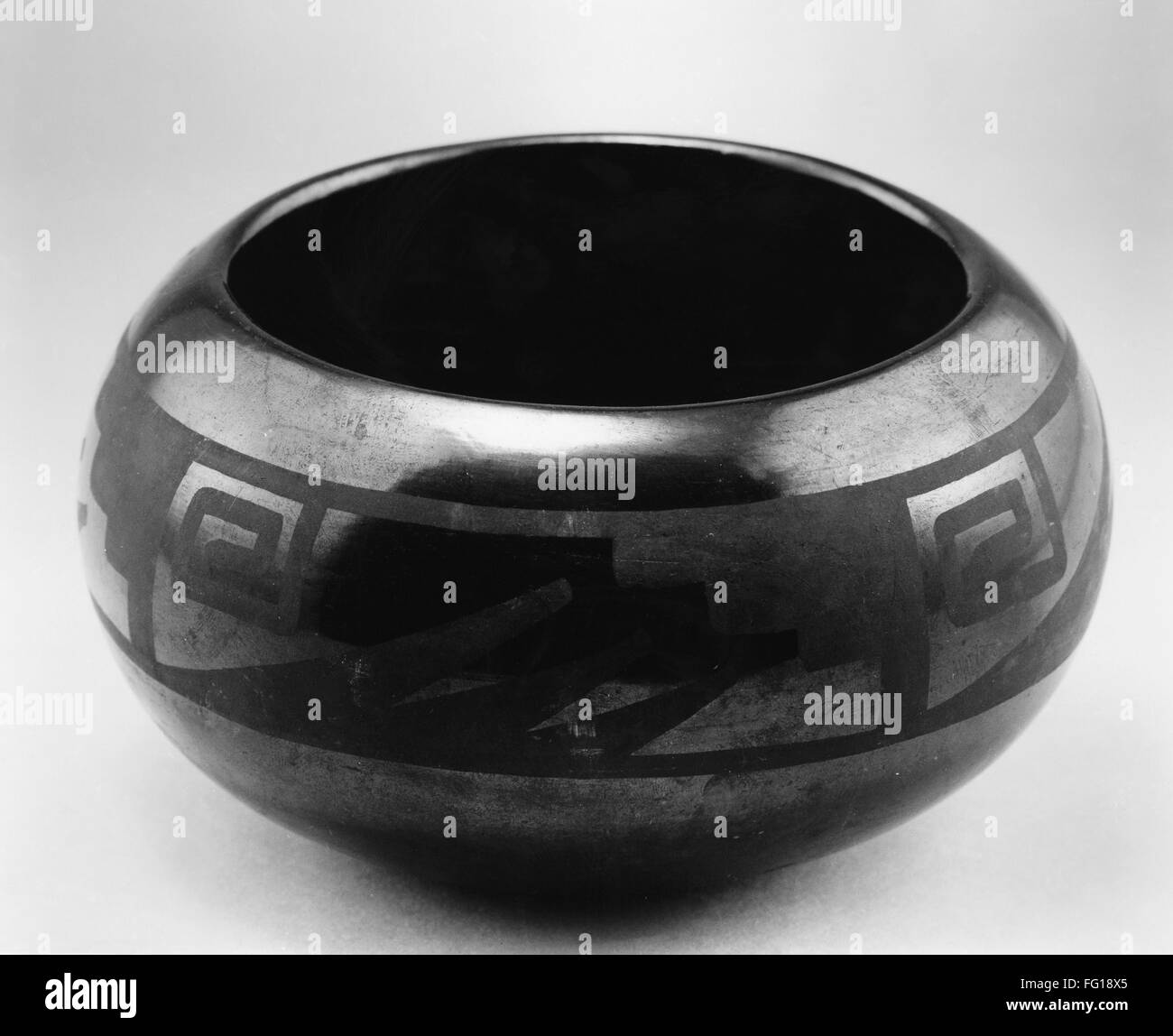 Native american pueblo pottery hi-res stock photography and images - Alamy