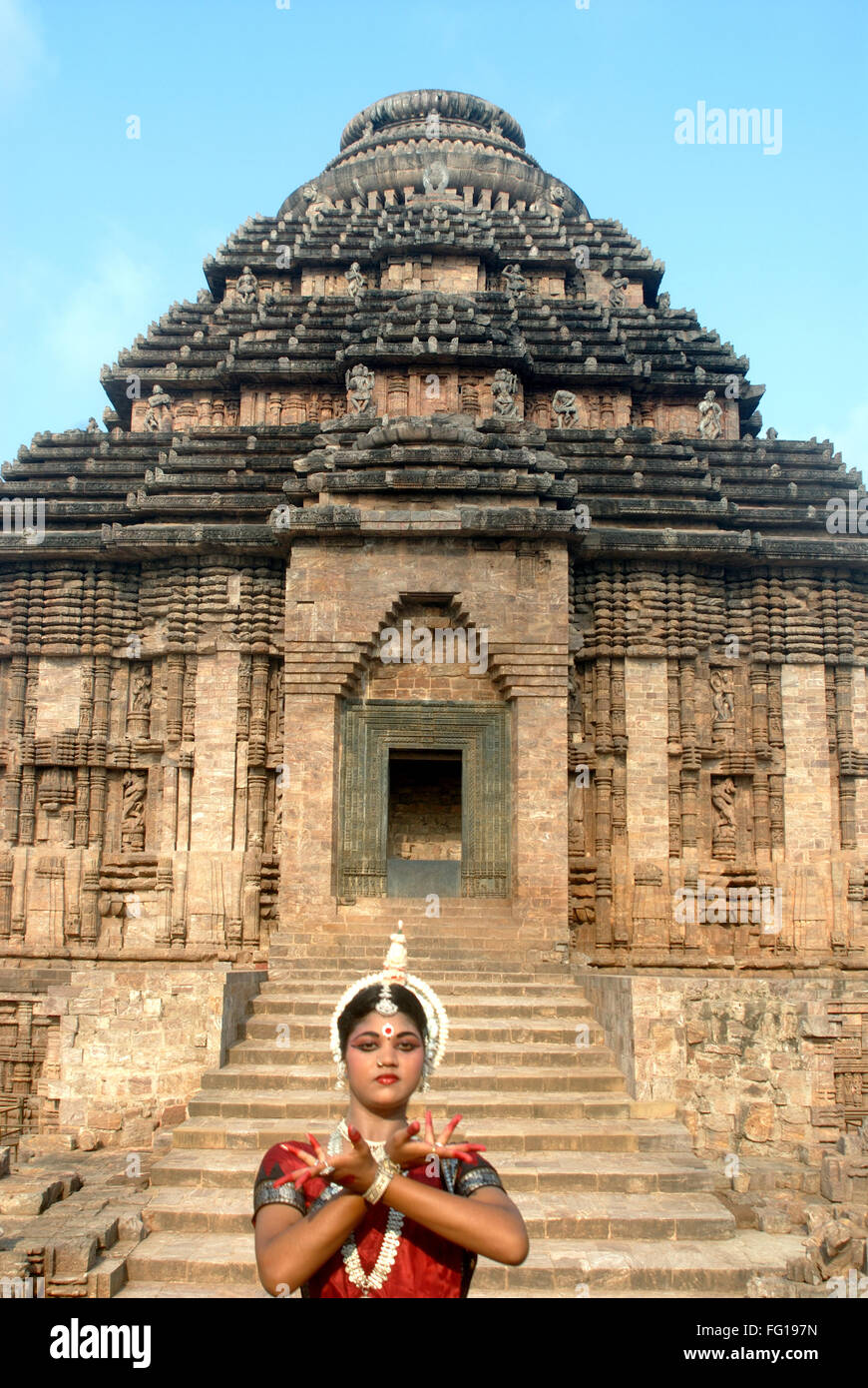 Artist performing dance in temple hi-res stock photography and images - Alamy