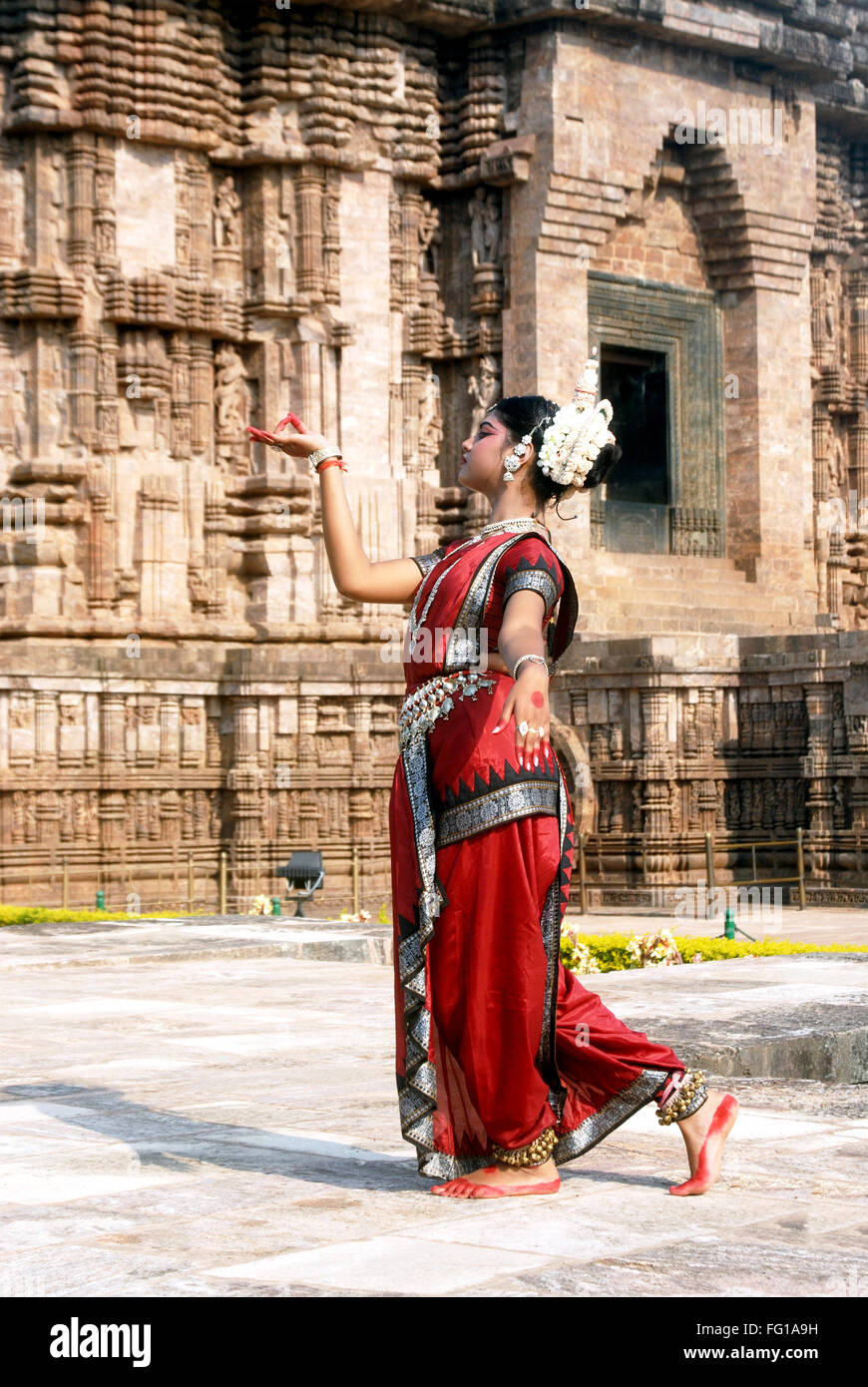 Woman performing odissi dance temple hi-res stock photography and images - Alamy
