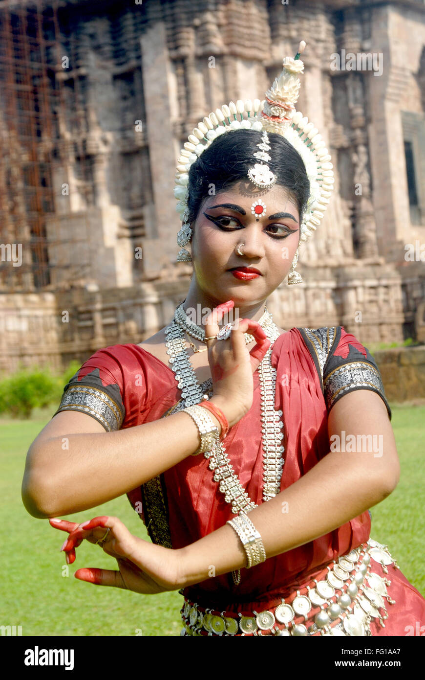 Woman performing odissi dance temple hi-res stock photography and ...
