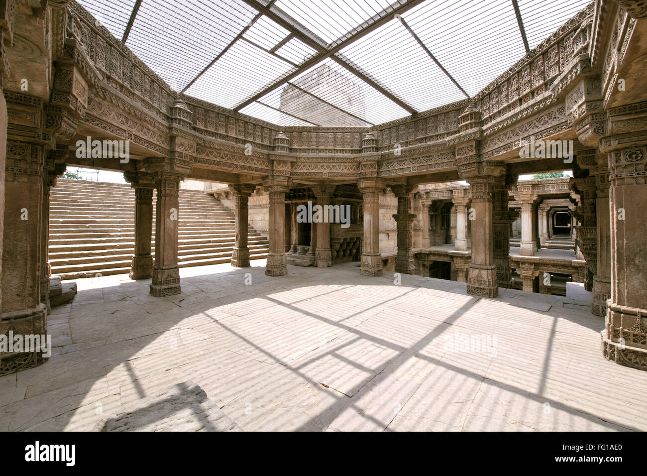 Adalaj stepwell architecture hi-res stock photography and images - Alamy
