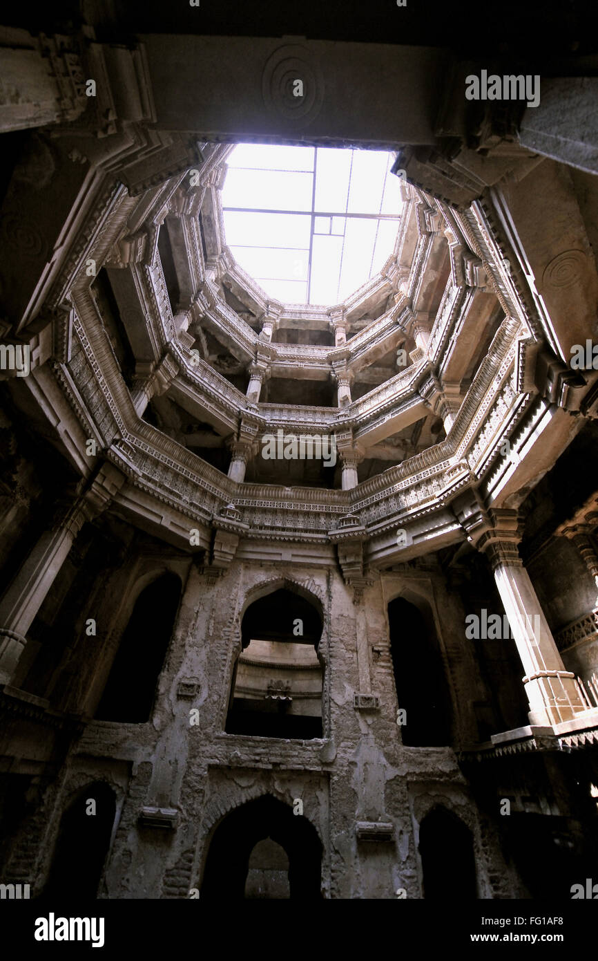 Adalaj stepwell architecture hi-res stock photography and images - Alamy