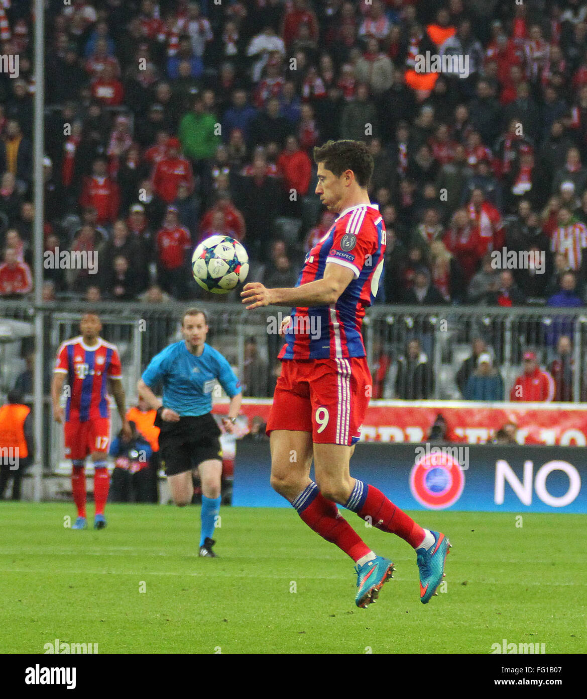 Lewandowski bayern munich trophy hi-res stock photography and images ...