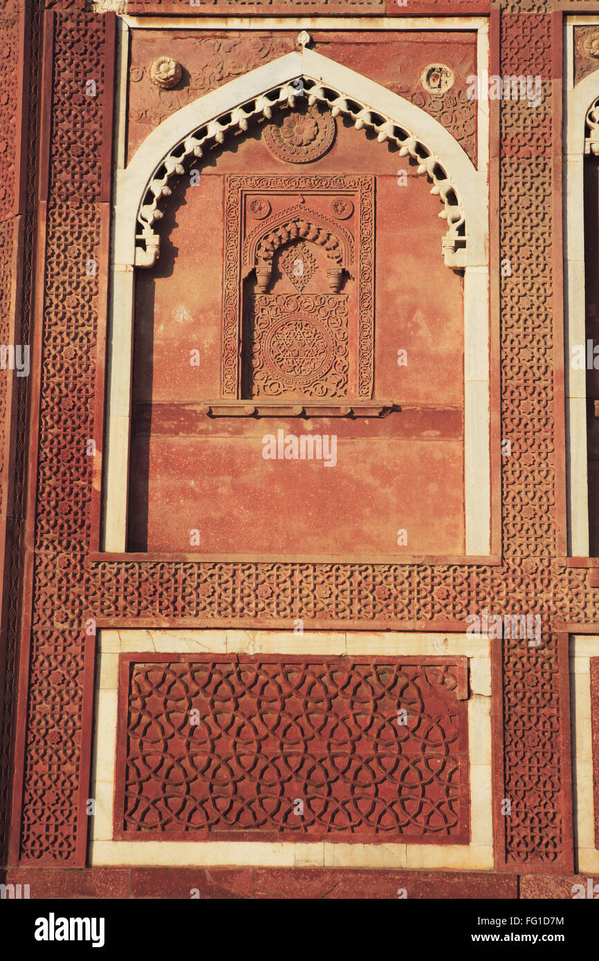 Design carved on wall of Agra fort built in 16th Century by Mughal ...