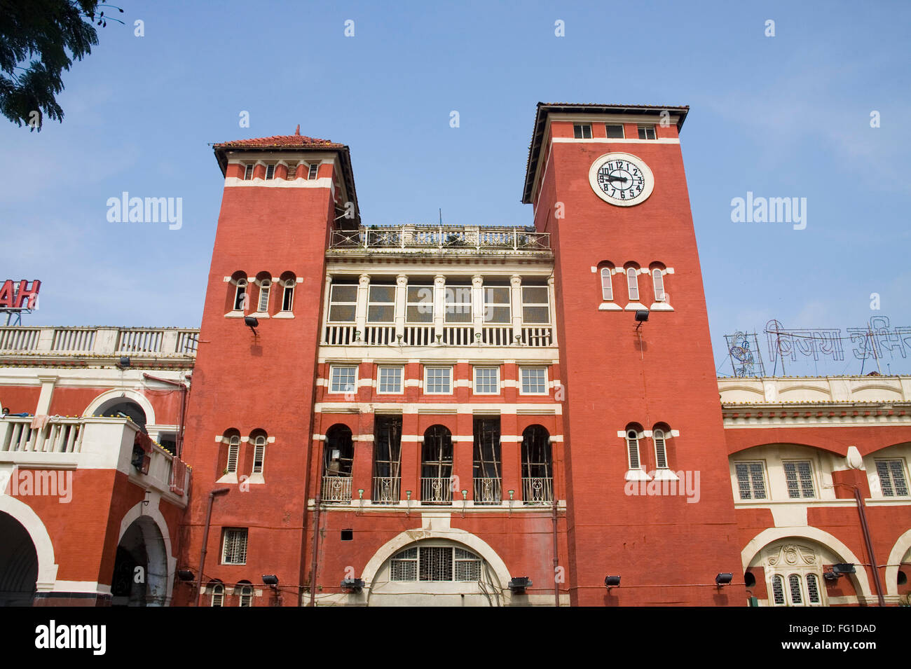 Howrah Railway Station Stock Photos & Howrah Railway Station Stock ...