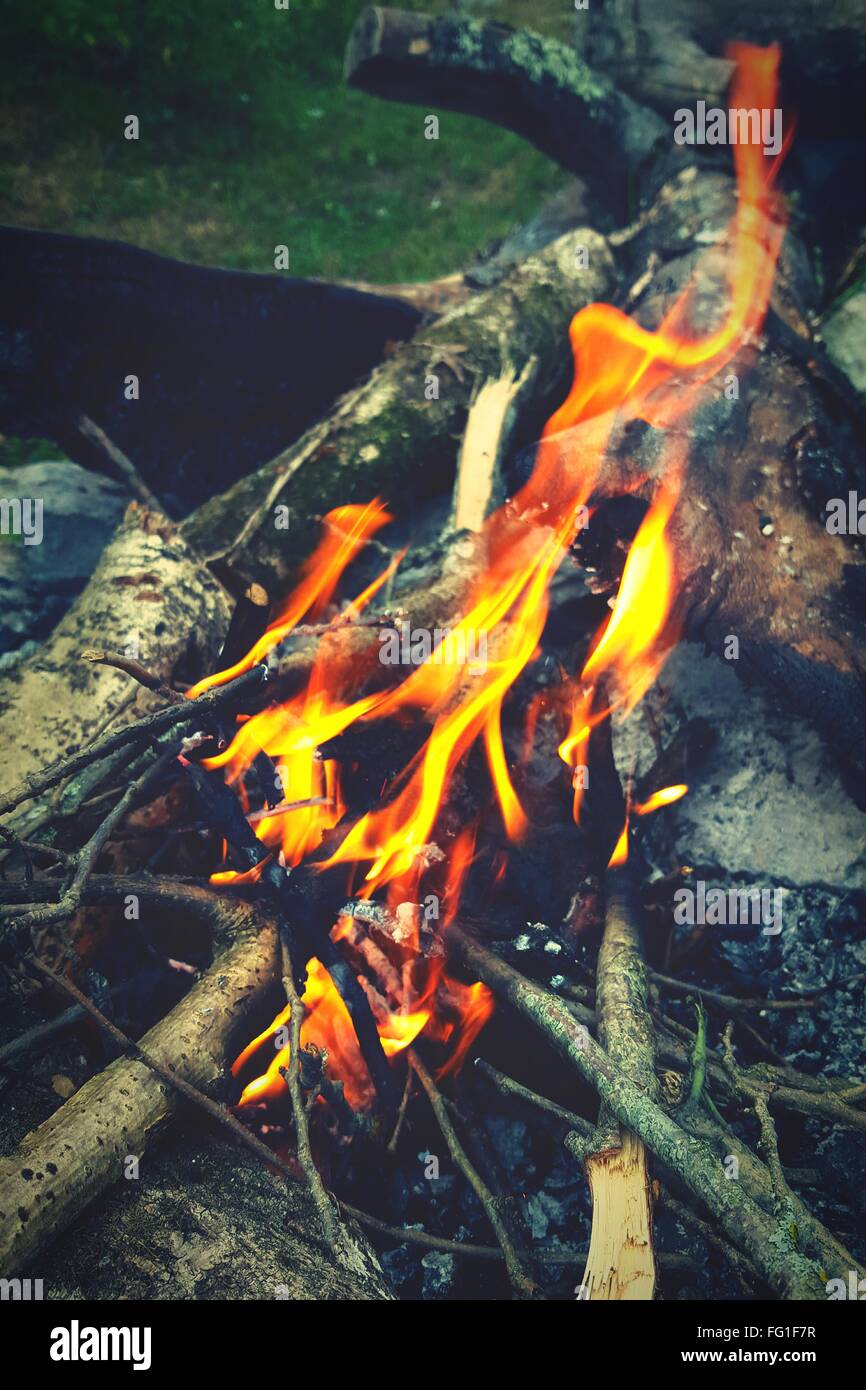 Burning camp fire hi-res stock photography and images - Alamy