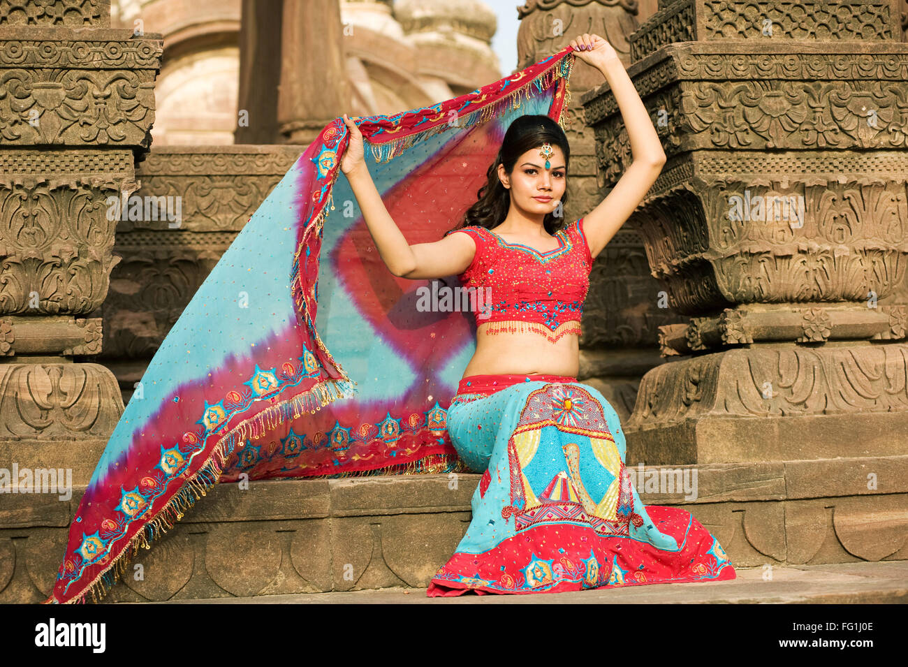 Smiling indian woman wearing dupatta hi-res stock photography and ...