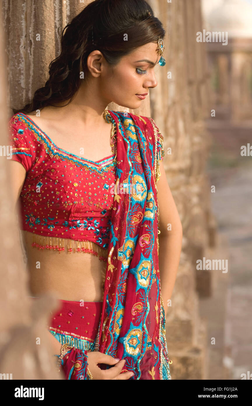 Smiling indian woman wearing dupatta hi-res stock photography and ...