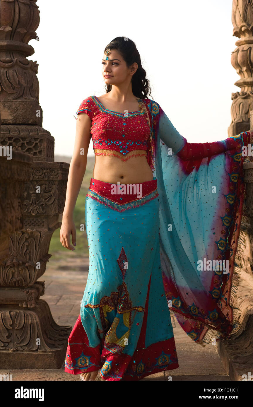 Smiling indian woman wearing dupatta hi-res stock photography and ...