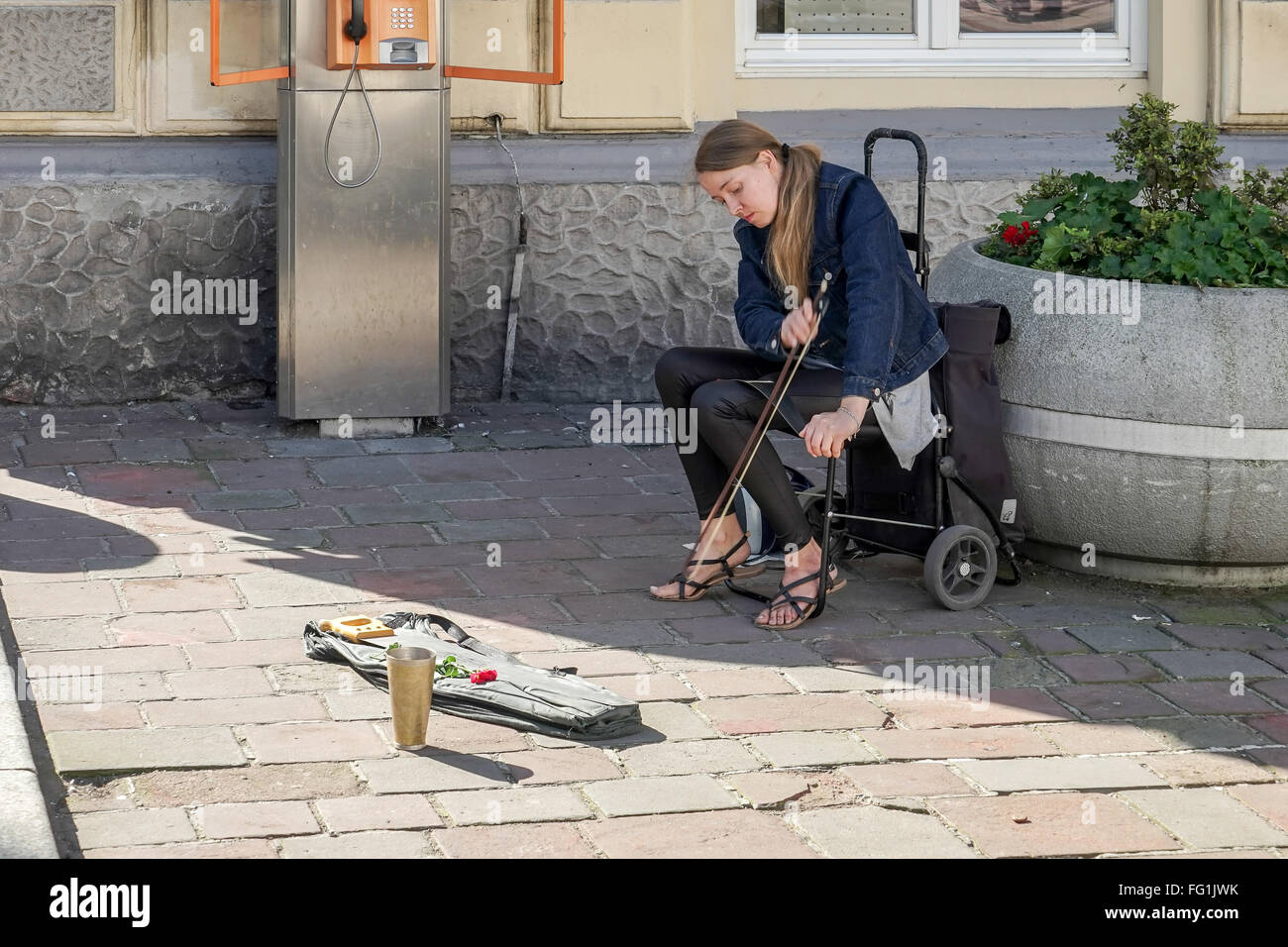 Lady saw hi-res stock photography and images - Alamy