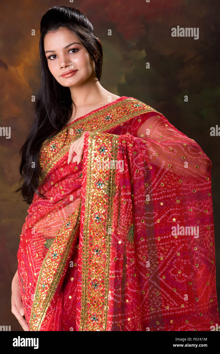 Women in red sari hi-res stock photography and images - Alamy