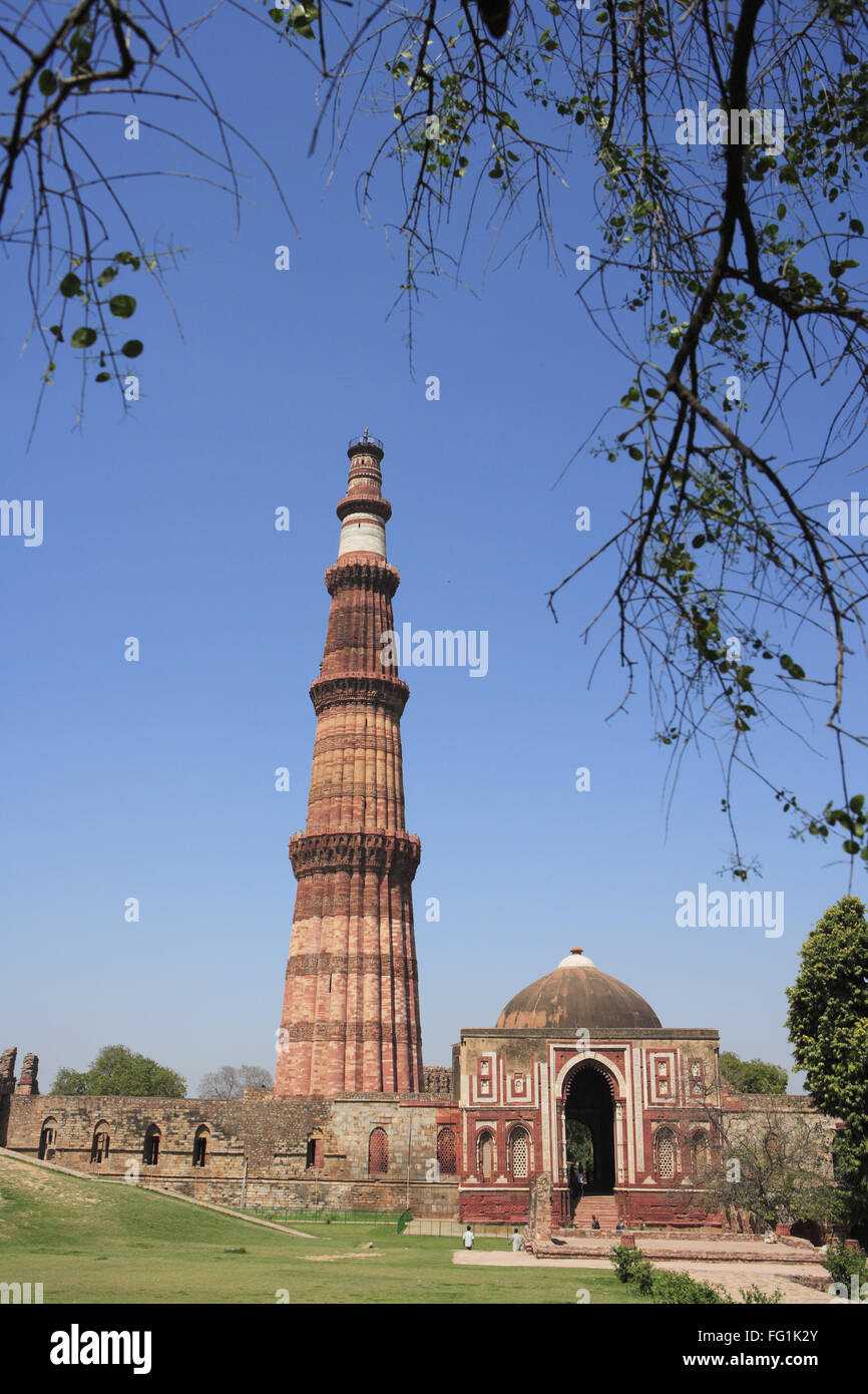 Alai Darwaza and Qutab Minar built in 1311 red sandstone tower , Delhi ...