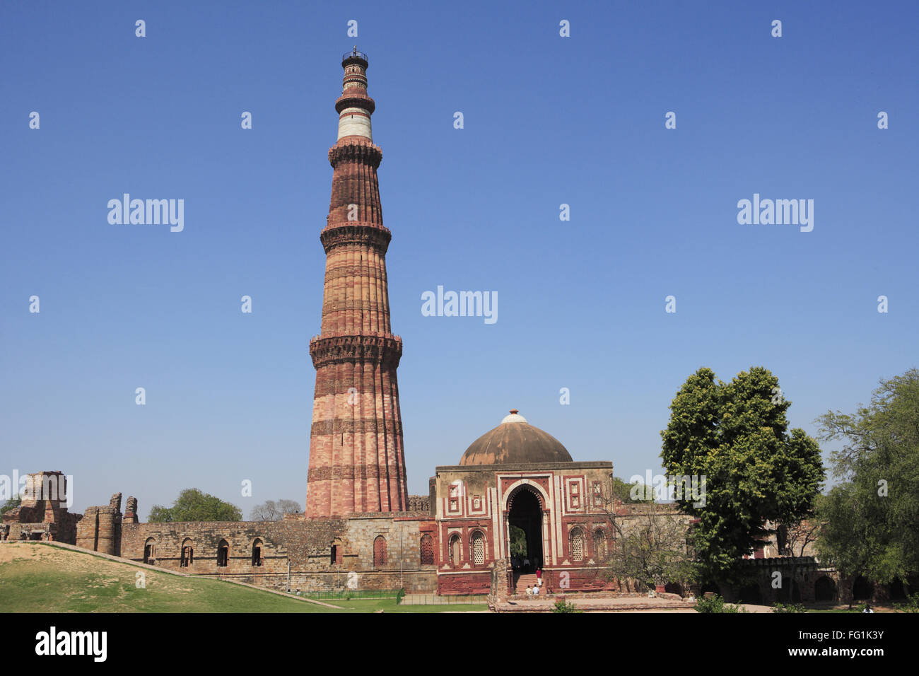 Alai Darwaza and Qutab Minar built in 1311 red sandstone tower , Delhi ...