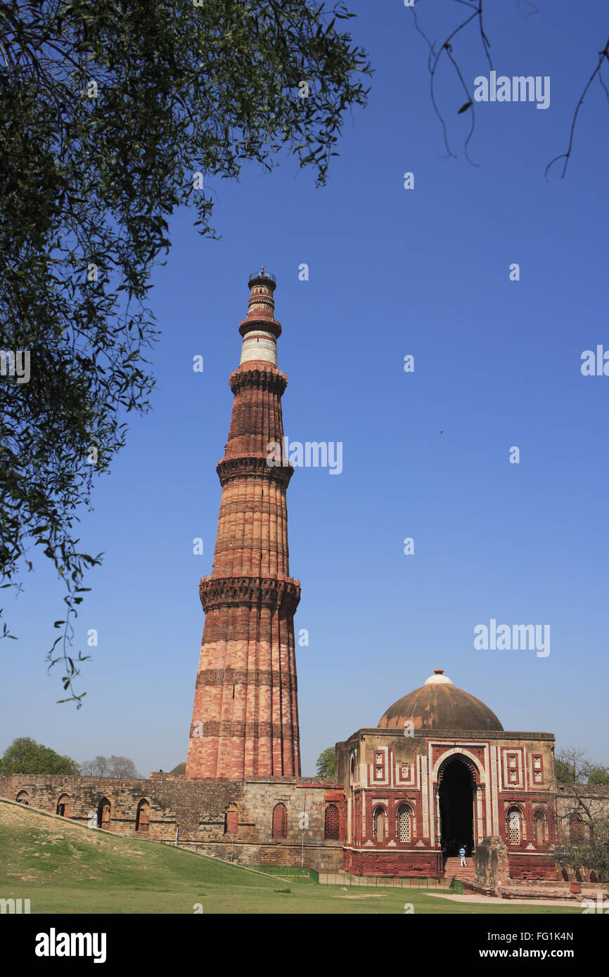 Alai Darwaza and Qutab Minar built in 1311 red sandstone tower , Delhi ...