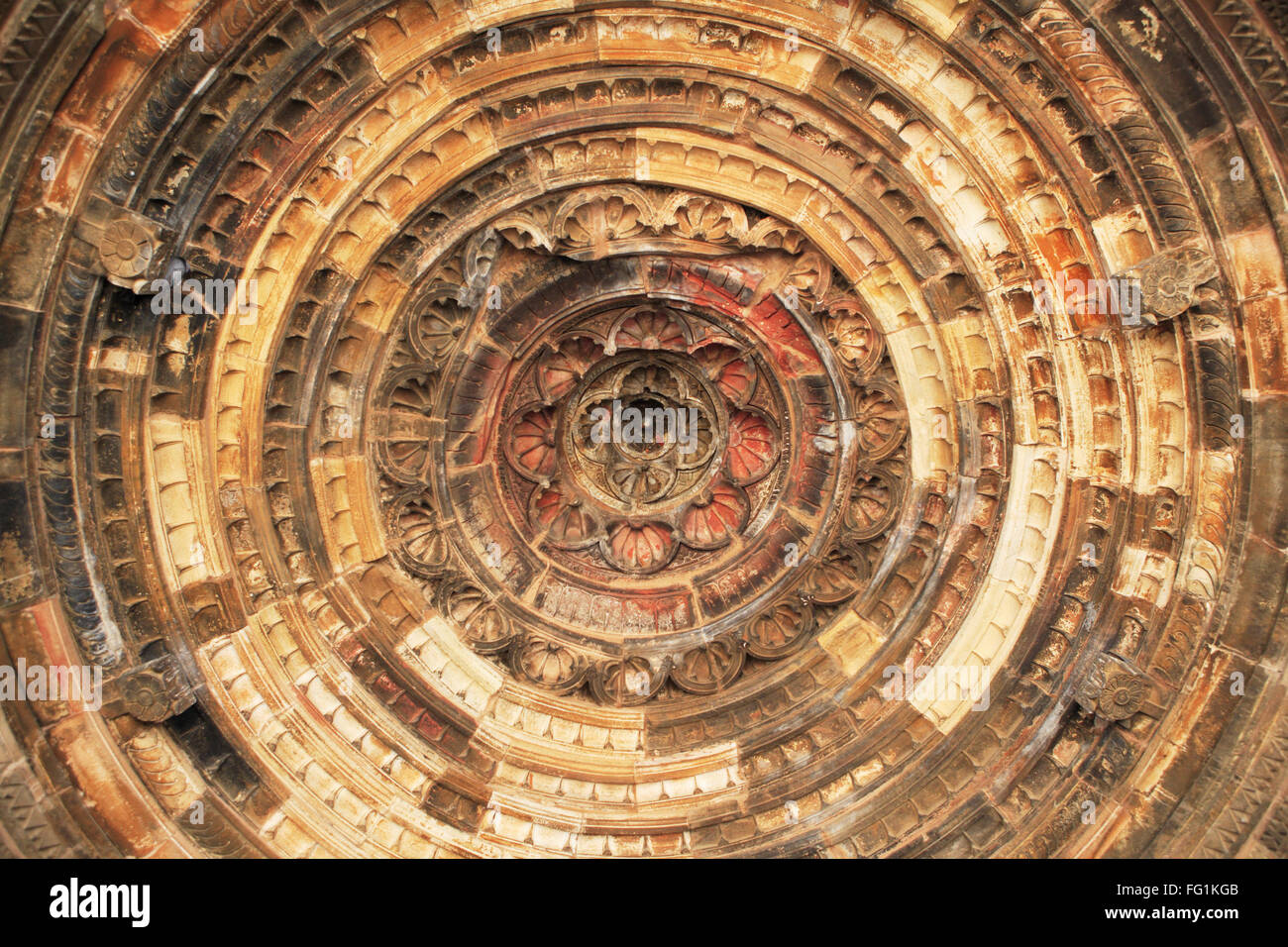 Quwwat ul Islam Mosque and ceiling details in Qutab Minar complex built ...