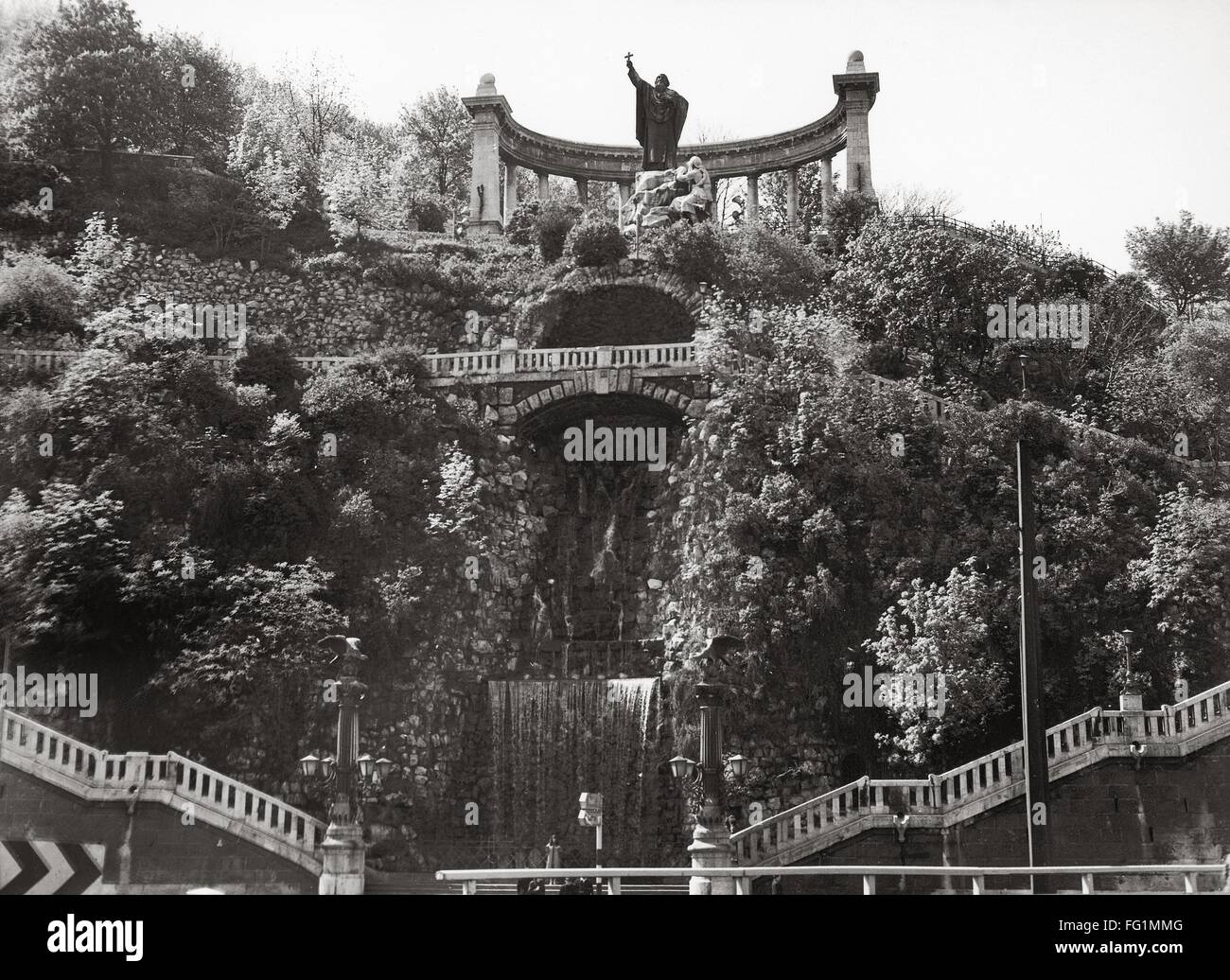 BUDAPEST: GELL╔RT HILL. /nA view of GellΘrt Hill overlooking the Danube ...