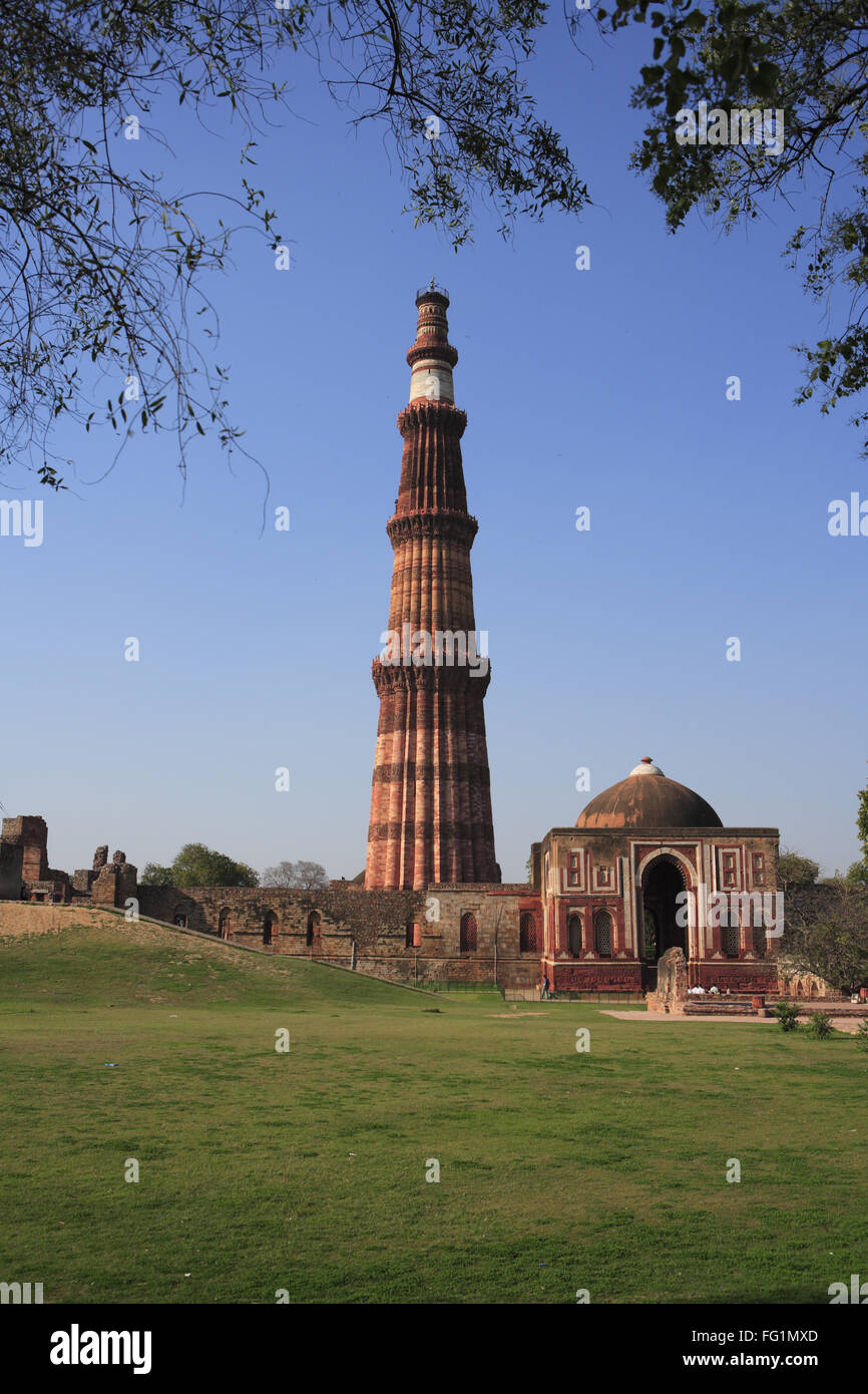 Qutab Minar and Alai Darwaza built in 1311 red sandstone tower , Indo ...