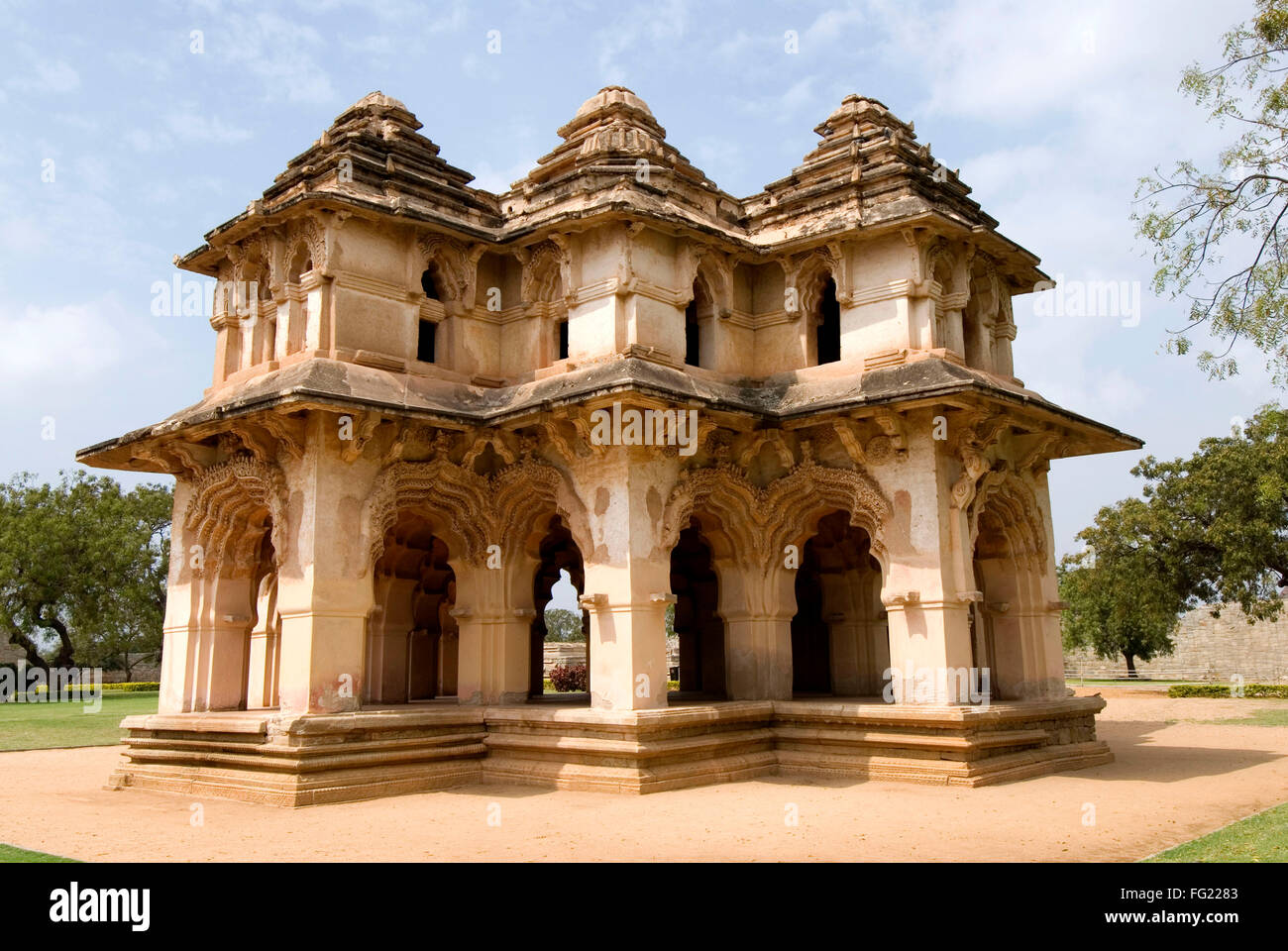 Lotus mahal amazing synthesis of Hindu and Islamic style at Hampi ...
