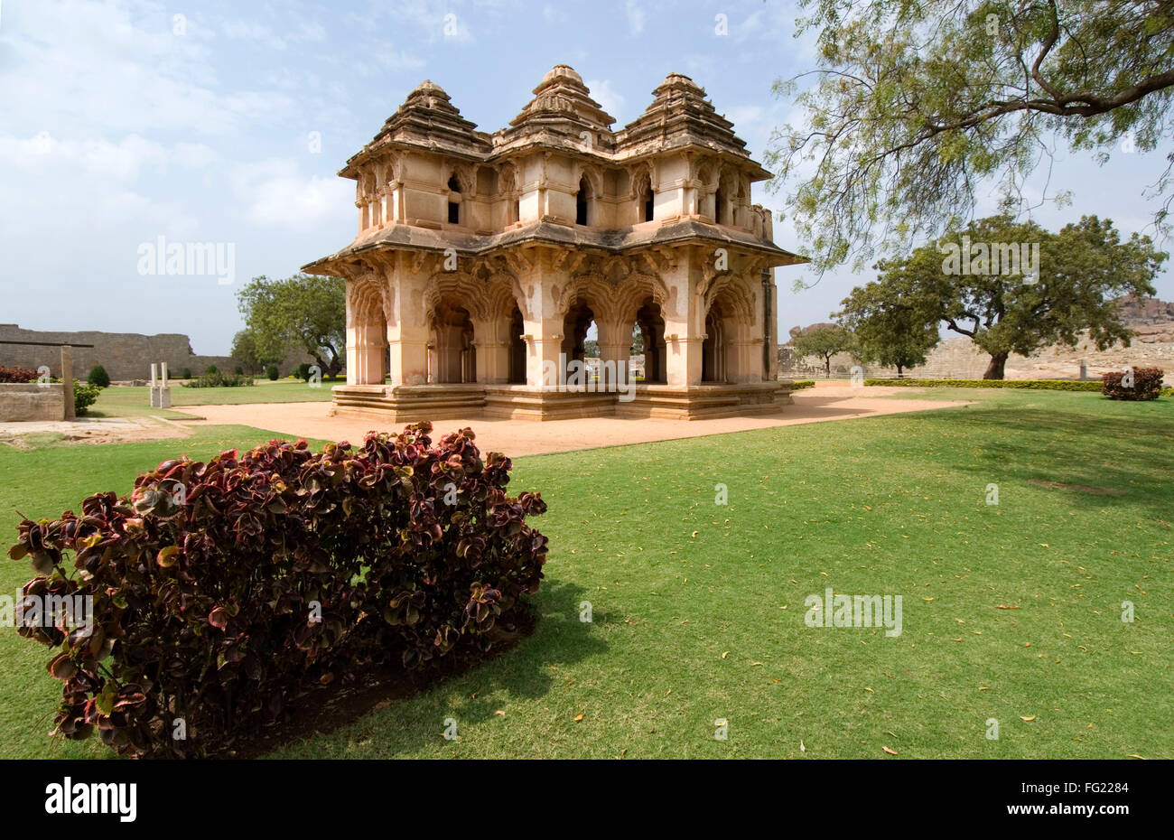 Lotus mahal amazing synthesis of Hindu and Islamic style at Hampi ...