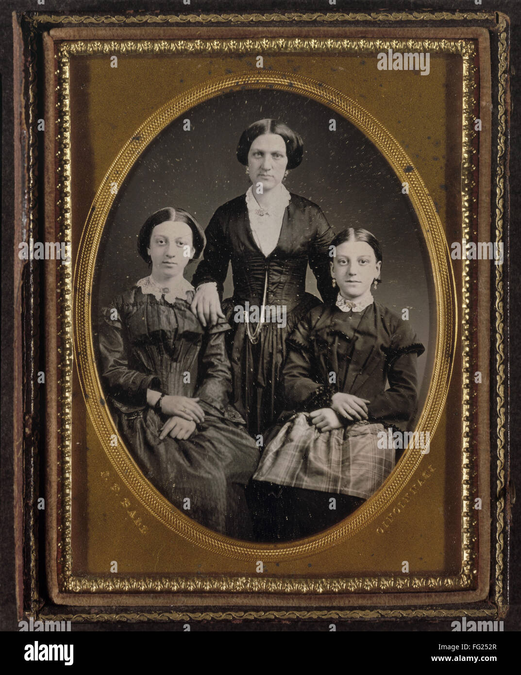 Portrait of three unidentified women hi-res stock photography and ...