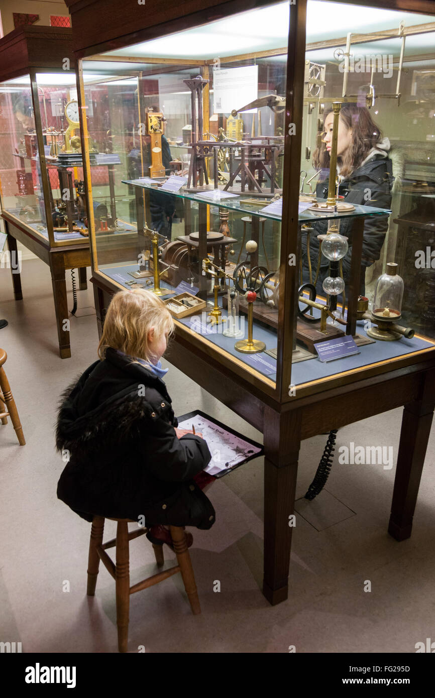 School visit science museum hi-res stock photography and images - Alamy