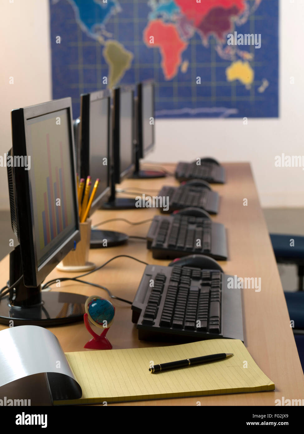 Monitor and keyboard hi-res stock photography and images - Alamy