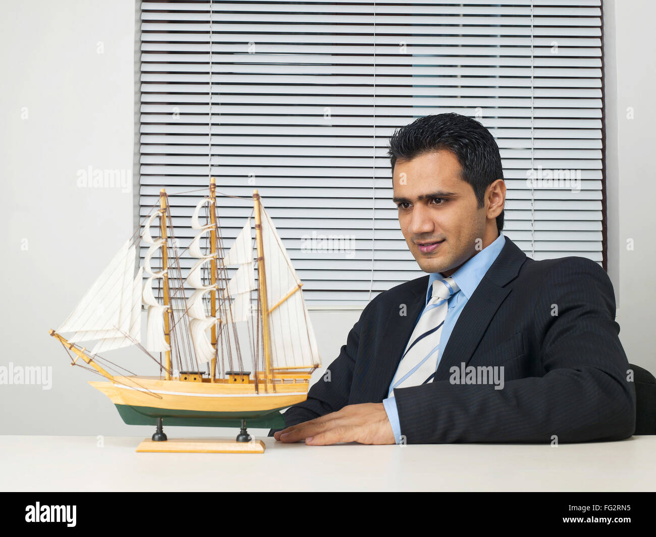 People looking at the ships hi-res stock photography and images - Alamy