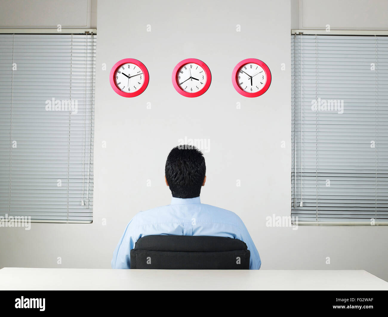 Different time zone clocks hi-res stock photography and images - Alamy