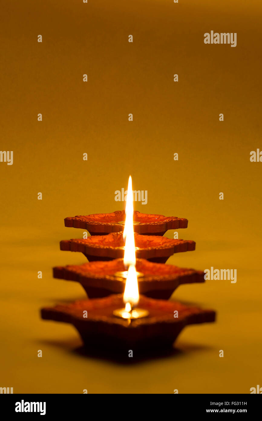 Row diyas diwali festival hi-res stock photography and images - Alamy