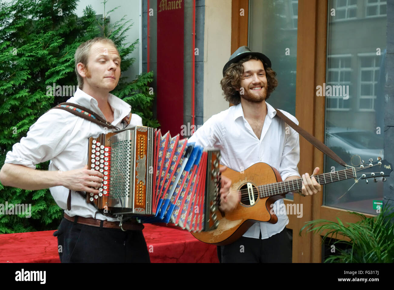 Folk singers outside a restaurant in Berlin Stock Photo - Alamy