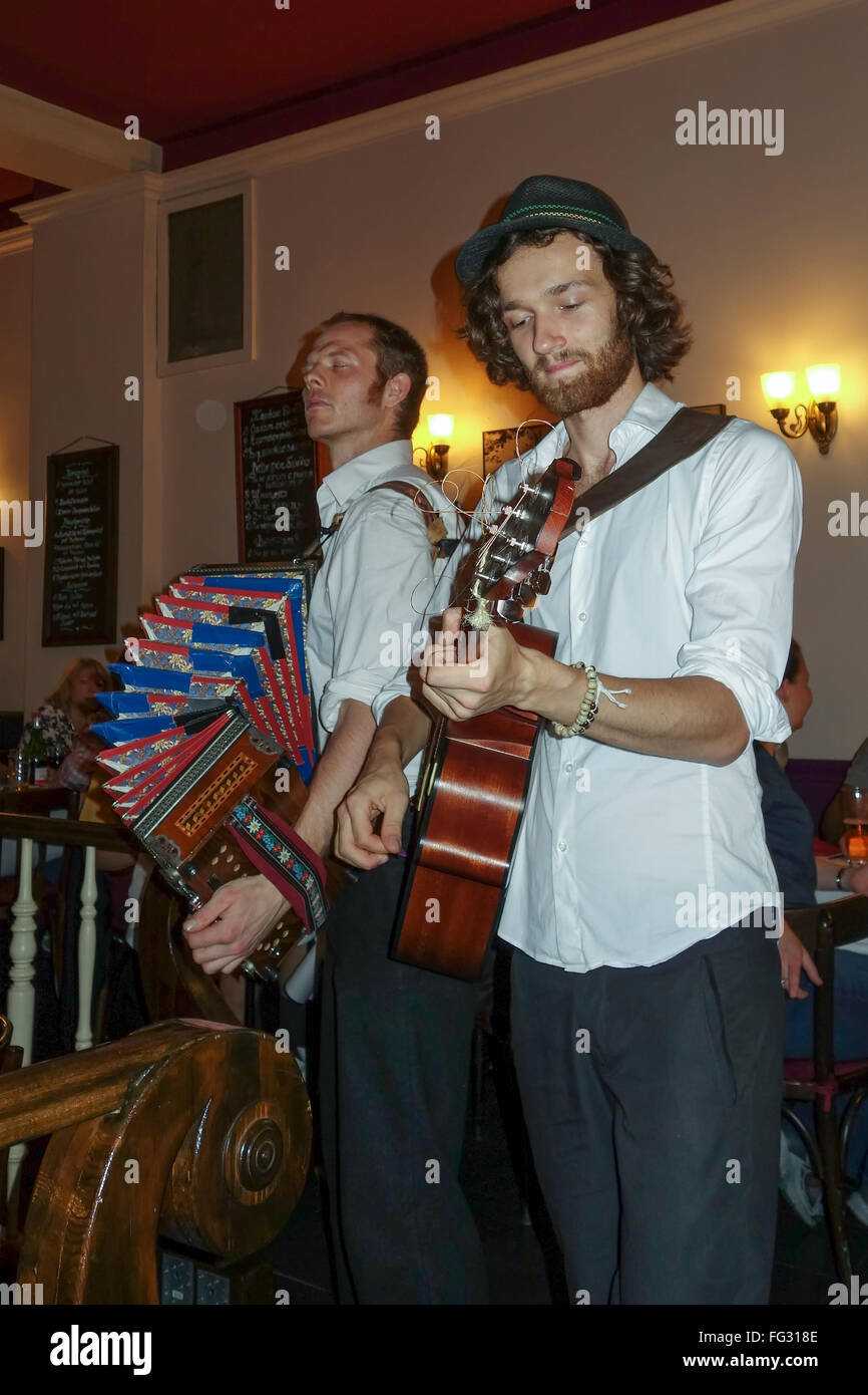Folk singer restaurant hi-res stock photography and images - Alamy