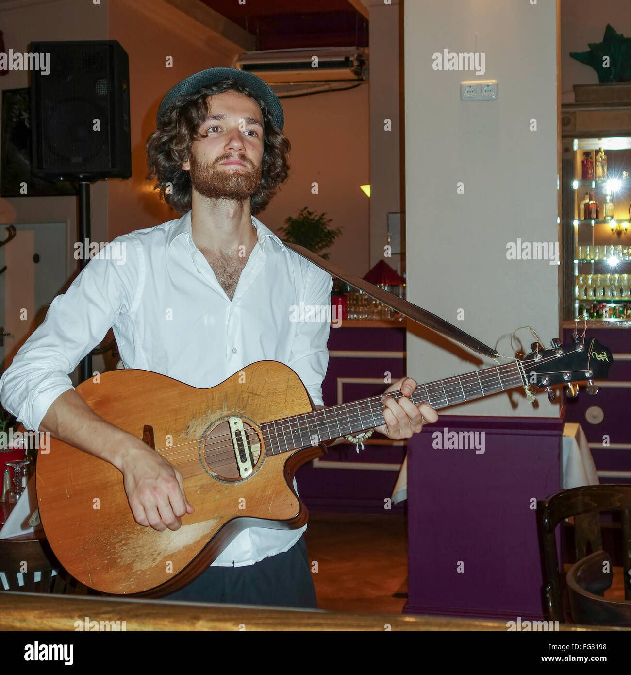 Folk singer restaurant hi-res stock photography and images - Alamy