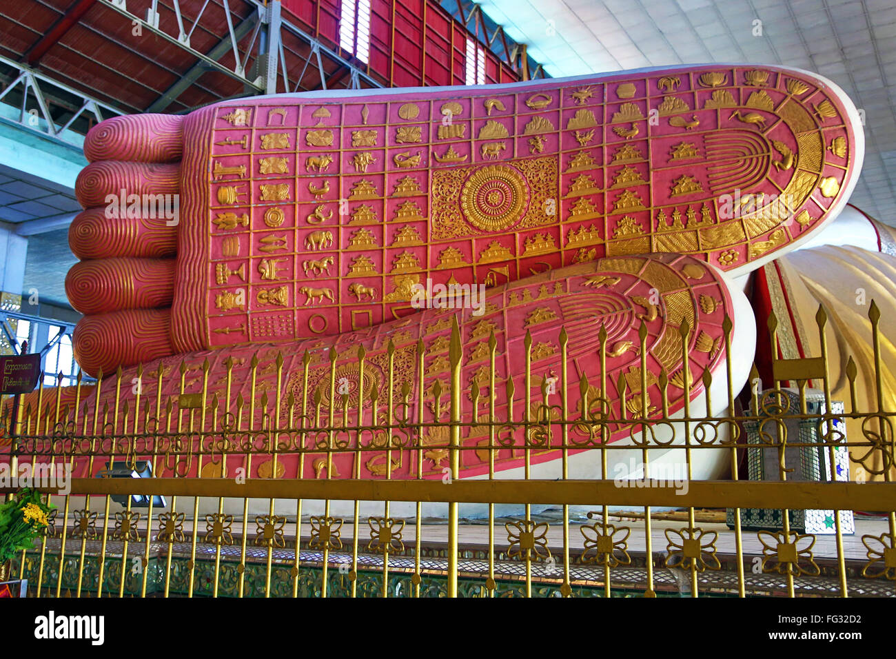 Chauk Htat Gyi Pagoda and reclining Buddha statue, Yangon, Myanmar ...
