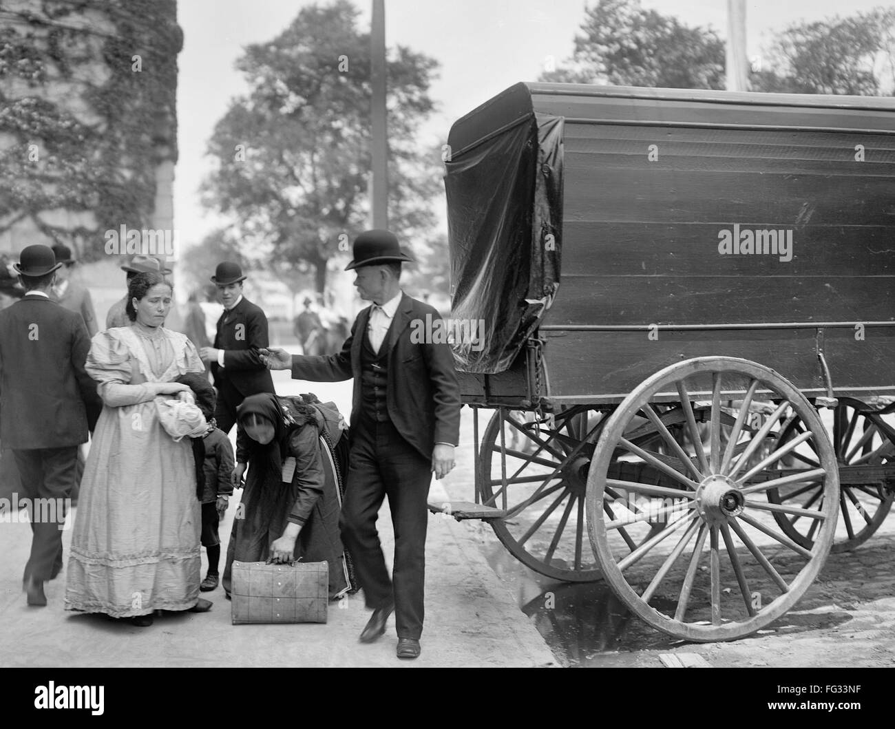 New immigrants in the 1900s hi-res stock photography and images - Alamy