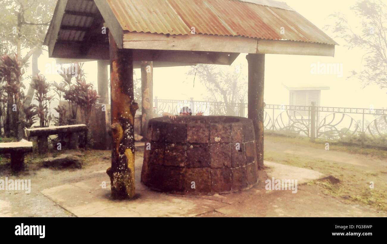 Hiding behind column hi-res stock photography and images - Alamy