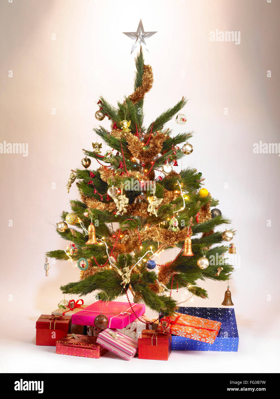 Decorated Christmas tree with gift boxes Stock Photo - Alamy