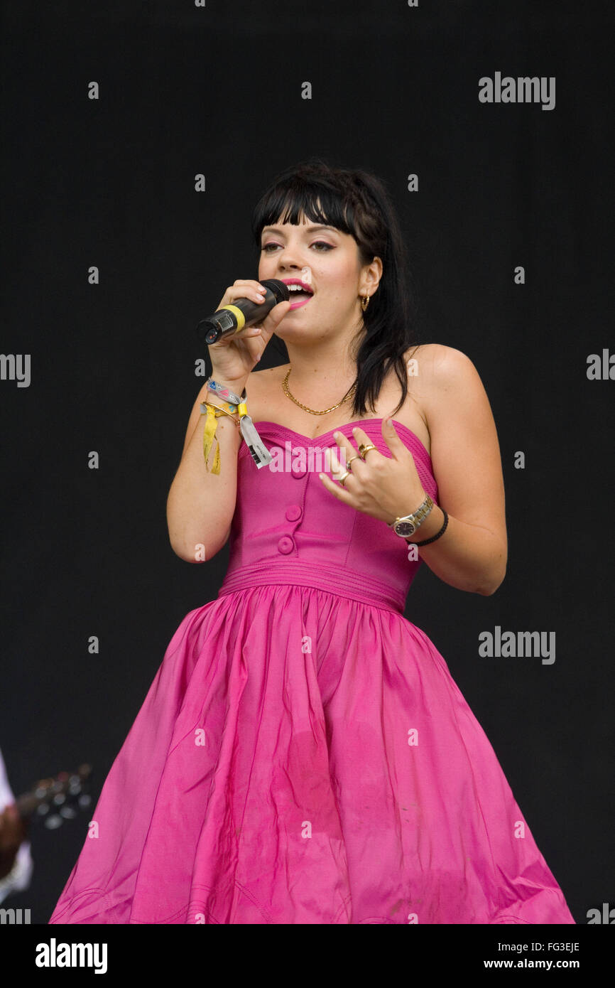 Lily lilly allen performing on the pyramid stage hi-res stock ...