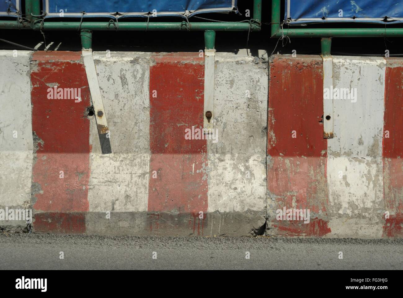 Retaining Wall Of Road Stock Photo - Alamy
