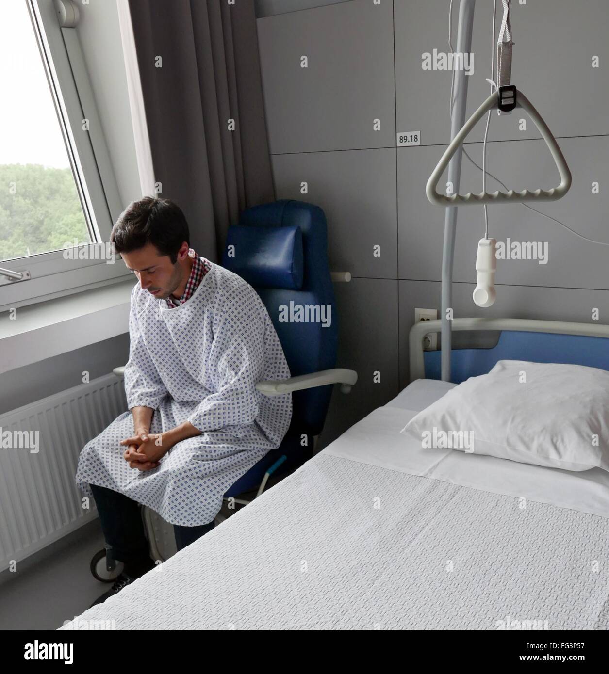 Patient in gown sitting hi-res stock photography and images - Alamy