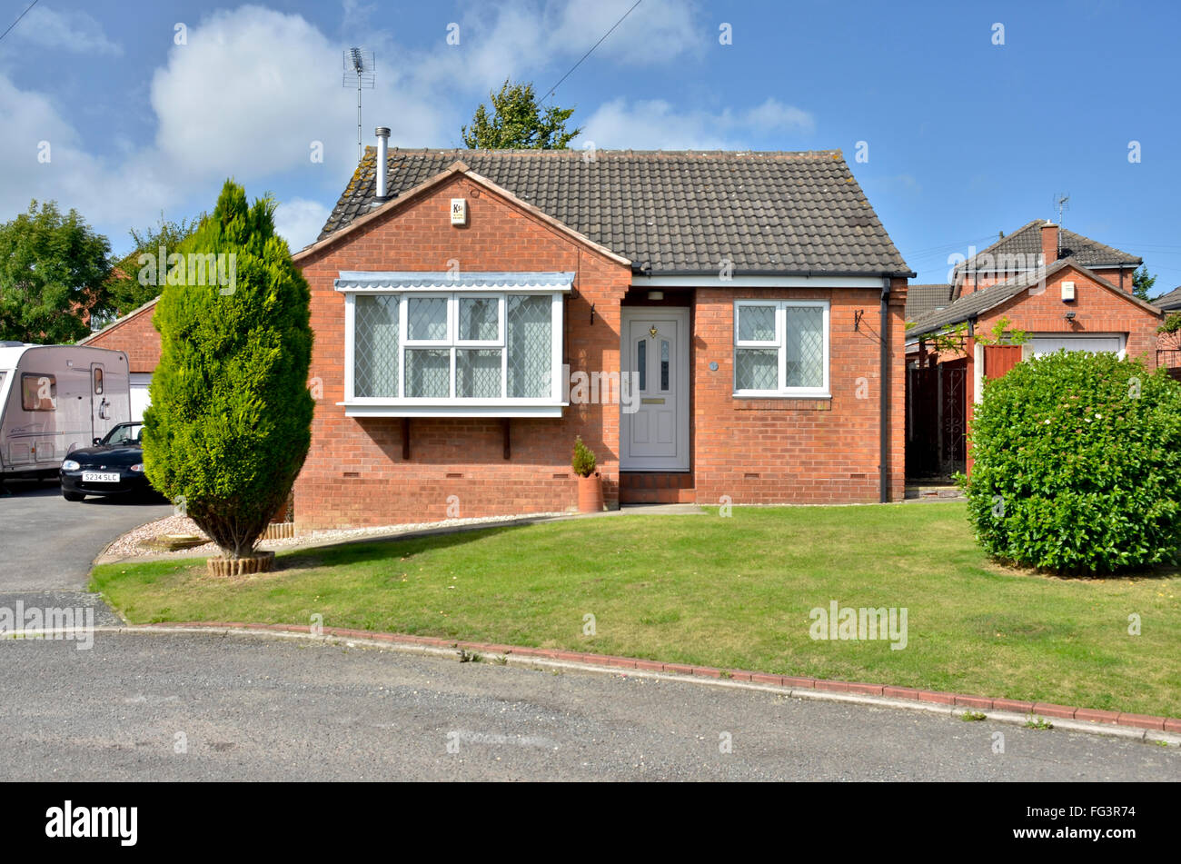Small bungalow house hi-res stock photography and images - Alamy