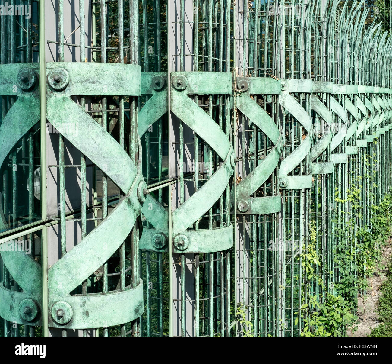 Green fence hi-res stock photography and images - Alamy