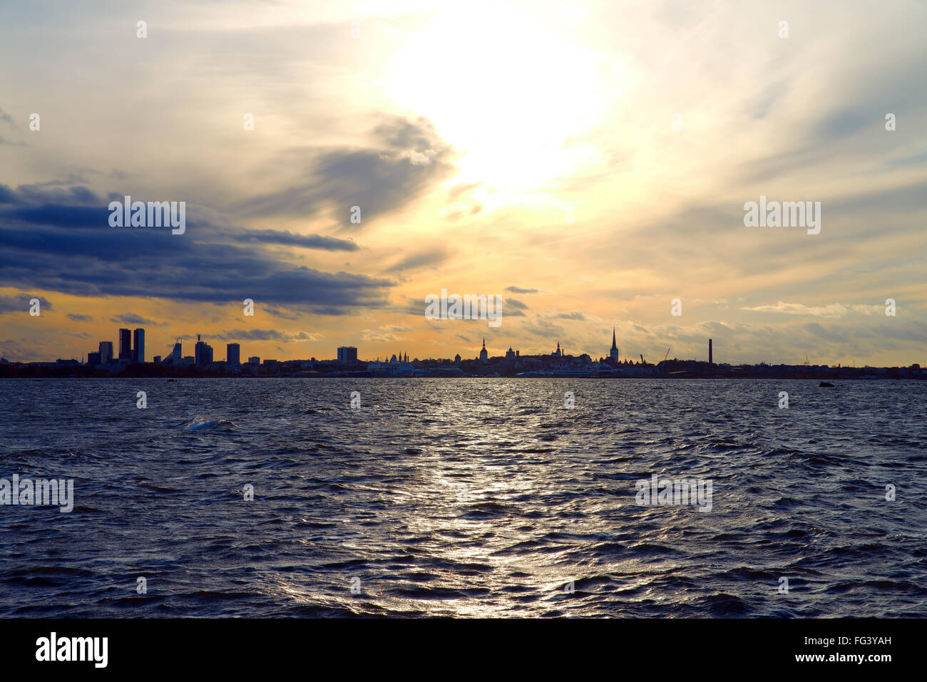 Cityscape across water hi-res stock photography and images - Alamy