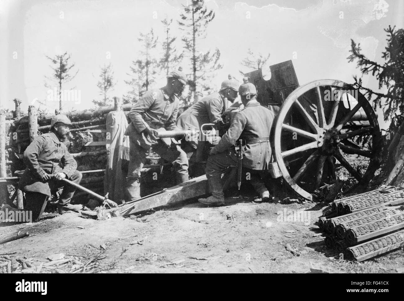 WWI: GERMAN SOLDIERS. /nGerman soldiers with an artillery battery in ...