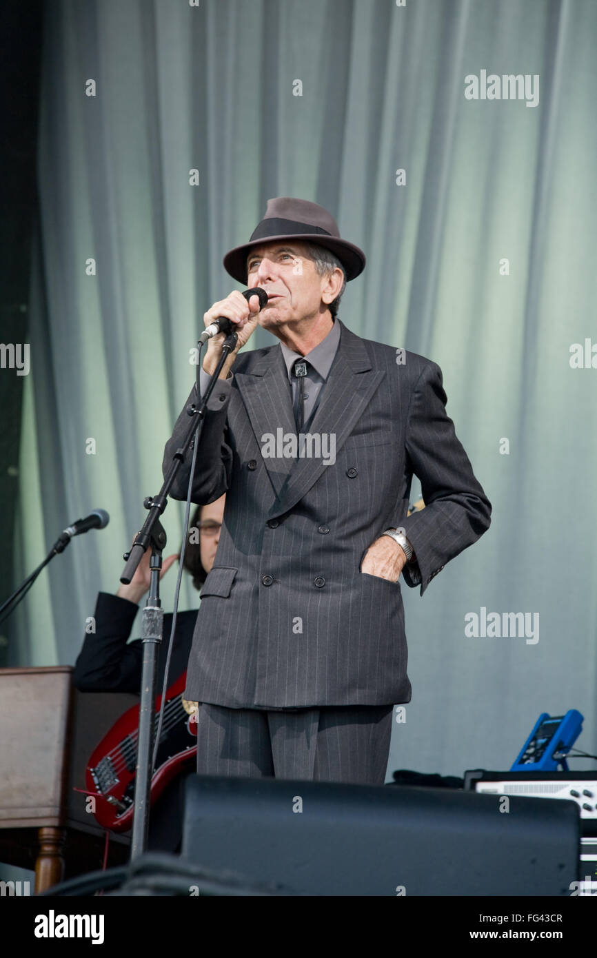 Canadian singer songwriter leonard cohen hi-res stock photography and ...