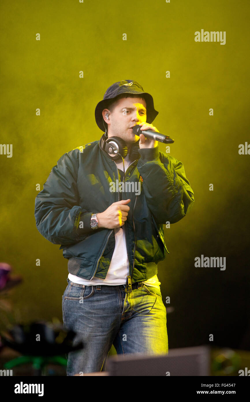 Mike skinner performing on stage hi-res stock photography and images ...