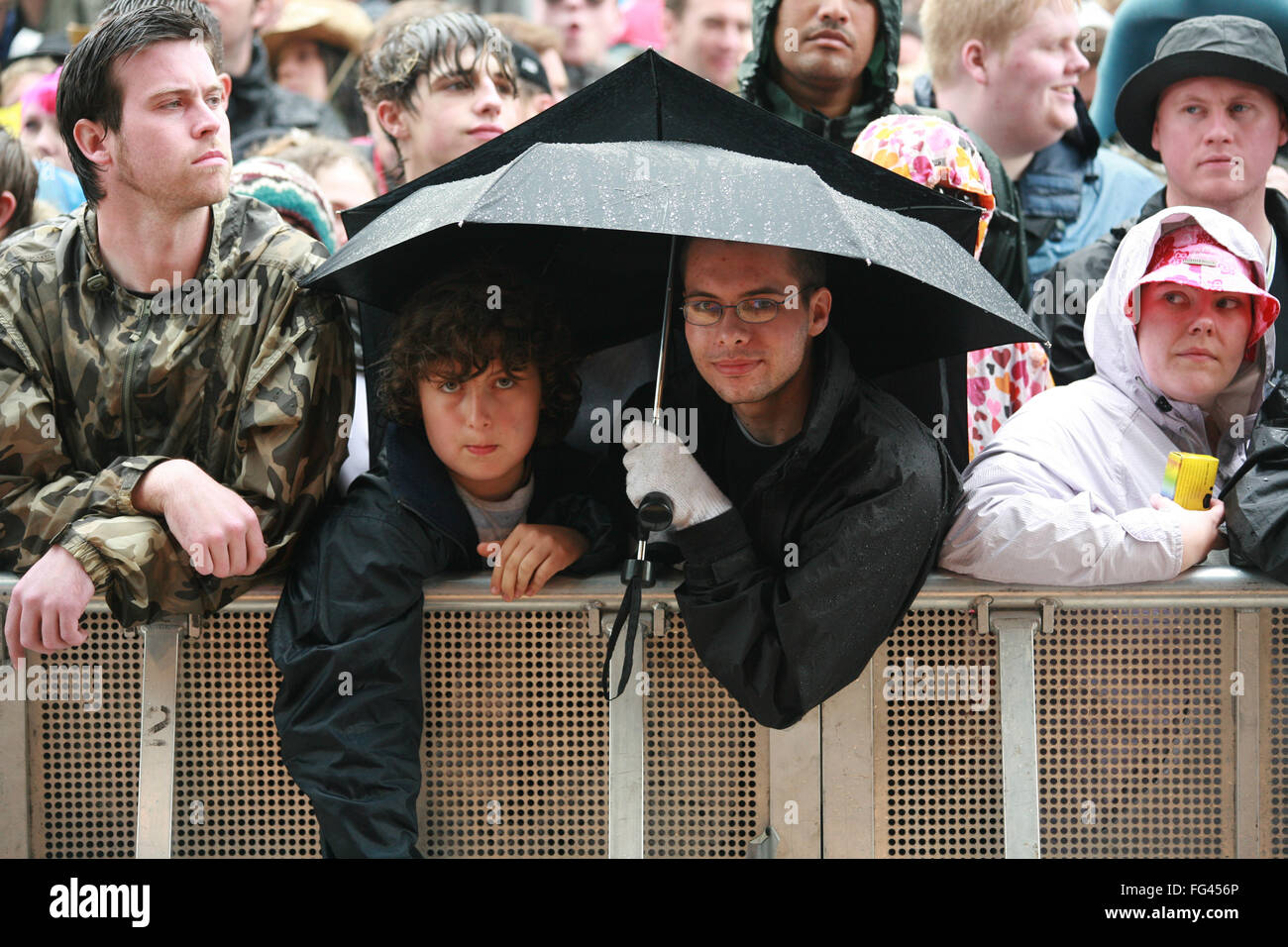 Crowd pyramid stage glastonbury festival hi-res stock photography and ...