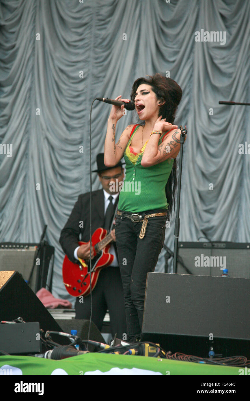 Amy Winehouse in black & white : r/popculturechat