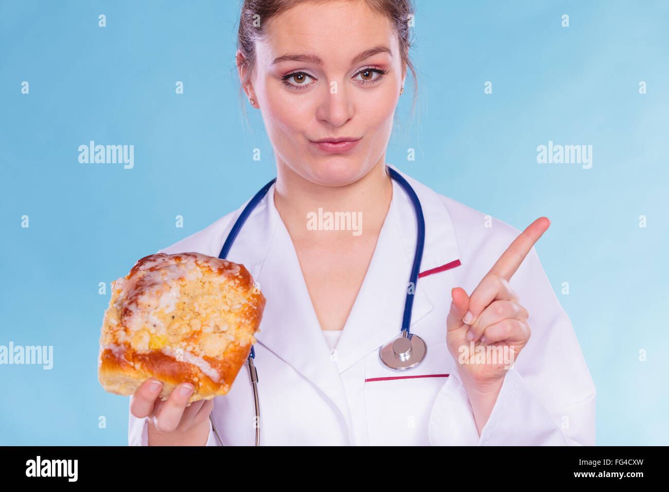 Doctor shaking finger warning bad hi-res stock photography and images ...