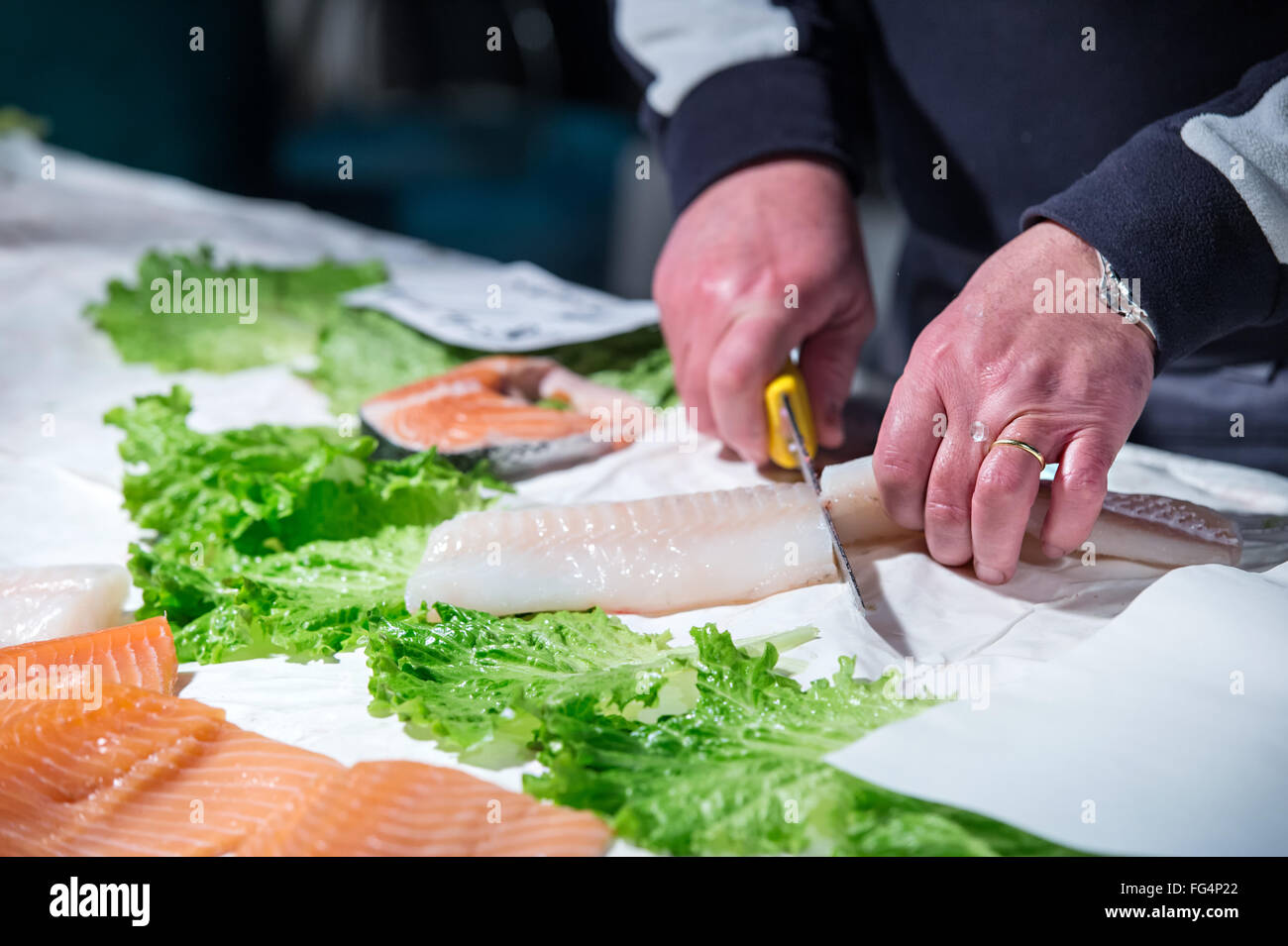 fisherman cut the cod with knife and sell in market Stock Photo - Alamy